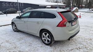Pelēks Volvo V60 2012 Ogre, ar dzinēja tilpumu 2.00 L un nobraukumu 272 tūkst. km par 5950 €, foto 2 vietnē AUTOMOTO.COM.LV