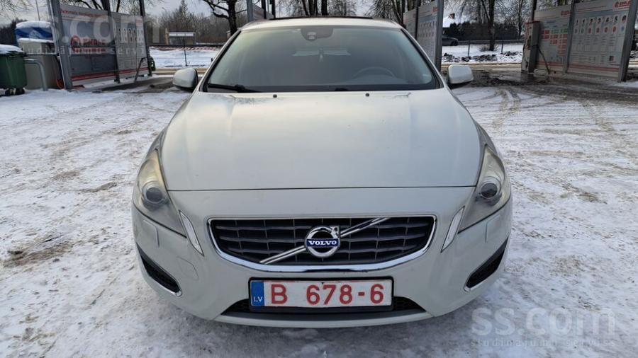 Pelēks Volvo V60 2012 Ogre, ar dzinēja tilpumu 2.00 L un nobraukumu 272 tūkst. km par 5950 €, foto 3 vietnē AUTOMOTO.COM.LV