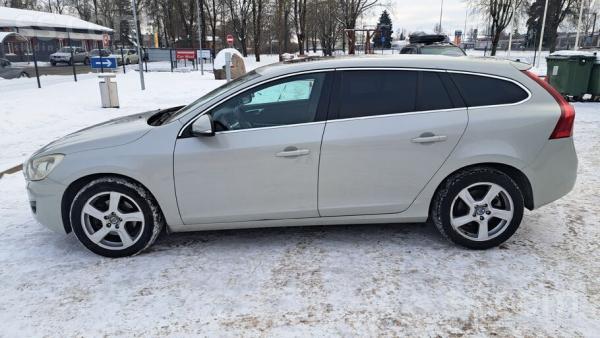 Pelēks Volvo V60 2012 Ogre, ar dzinēja tilpumu 2.00 L un nobraukumu 272 tūkst. km par 5950 €, foto 8 vietnē AUTOMOTO.COM.LV
