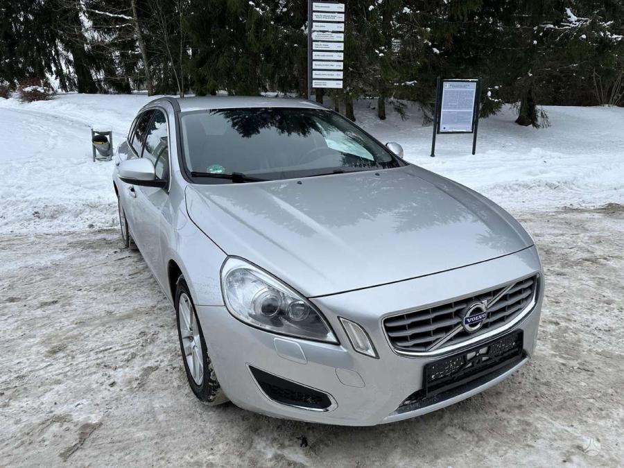 Pelēks Volvo V60 2012 Telšiai, ar dzinēja tilpumu 2.40 L un nobraukumu 260 tūkst. km par 6500 €, foto 1 vietnē AUTOMOTO.COM.LV