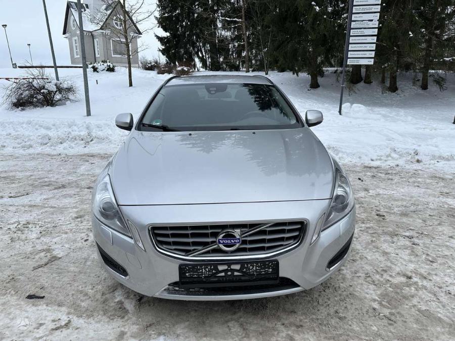 Pelēks Volvo V60 2012 Telšiai, ar dzinēja tilpumu 2.40 L un nobraukumu 260 tūkst. km par 6500 €, foto 2 vietnē AUTOMOTO.COM.LV