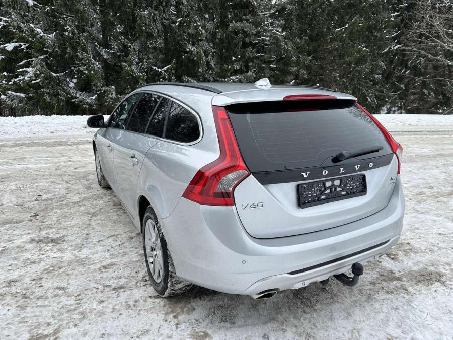 Pelēks Volvo V60 2012 Telšiai, ar dzinēja tilpumu 2.40 L un nobraukumu 260 tūkst. km par 6500 €, foto 5 vietnē AUTOMOTO.COM.LV