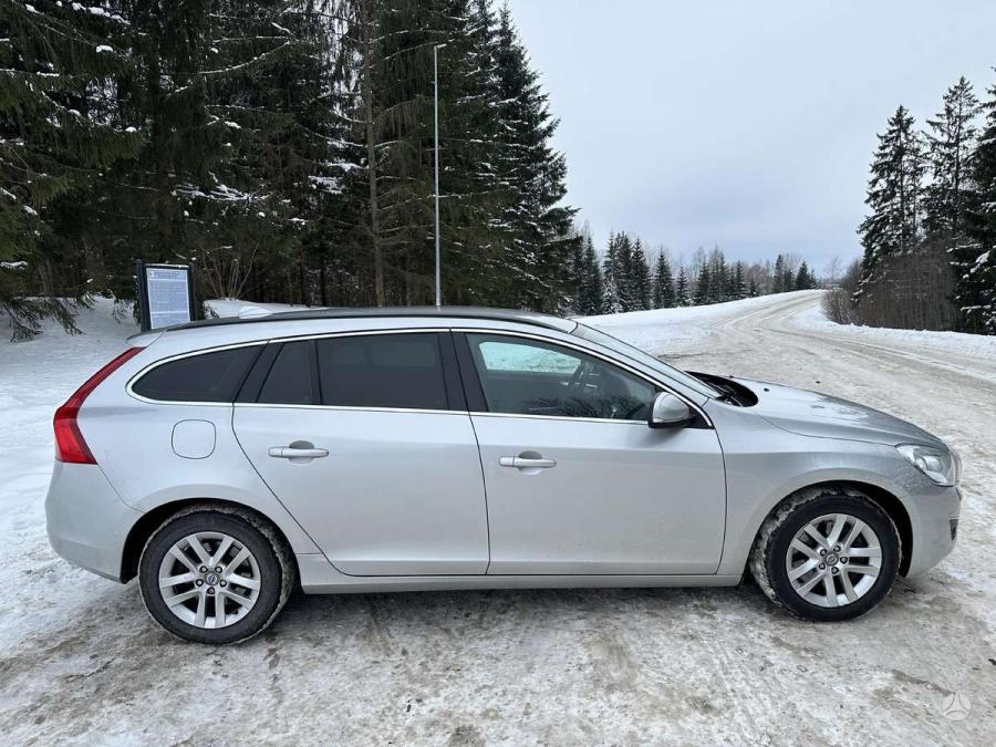 Pelēks Volvo V60 2012 Telšiai, ar dzinēja tilpumu 2.40 L un nobraukumu 260 tūkst. km par 6500 €, foto 8 vietnē AUTOMOTO.COM.LV