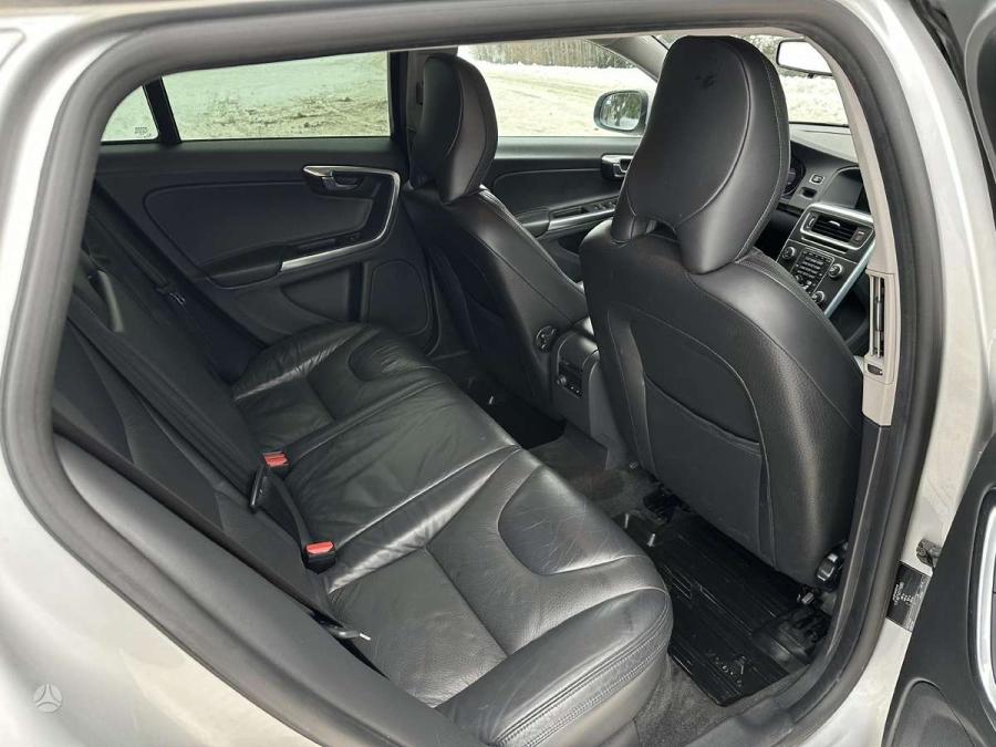 Pelēks Volvo V60 2012 Telšiai, ar dzinēja tilpumu 2.40 L un nobraukumu 260 tūkst. km par 6500 €, foto 15 vietnē AUTOMOTO.COM.LV
