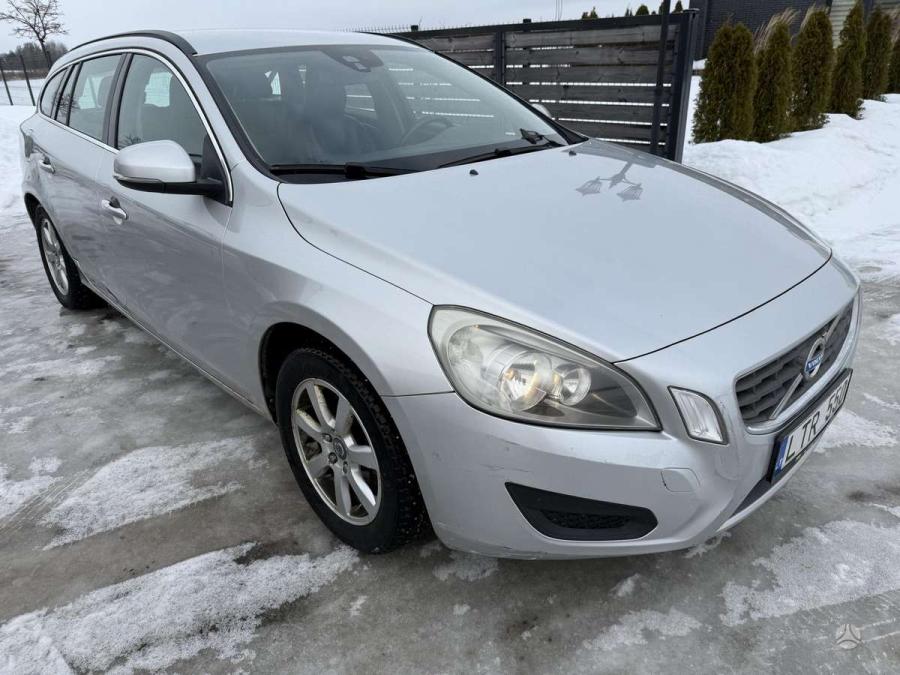 Grey Volvo V60 2012 in Vilnius, with an engine capacity of 1.98 L and mileage of 414 thousand km for 4250 €, photo 1 on AUTOMOTO.COM.LV