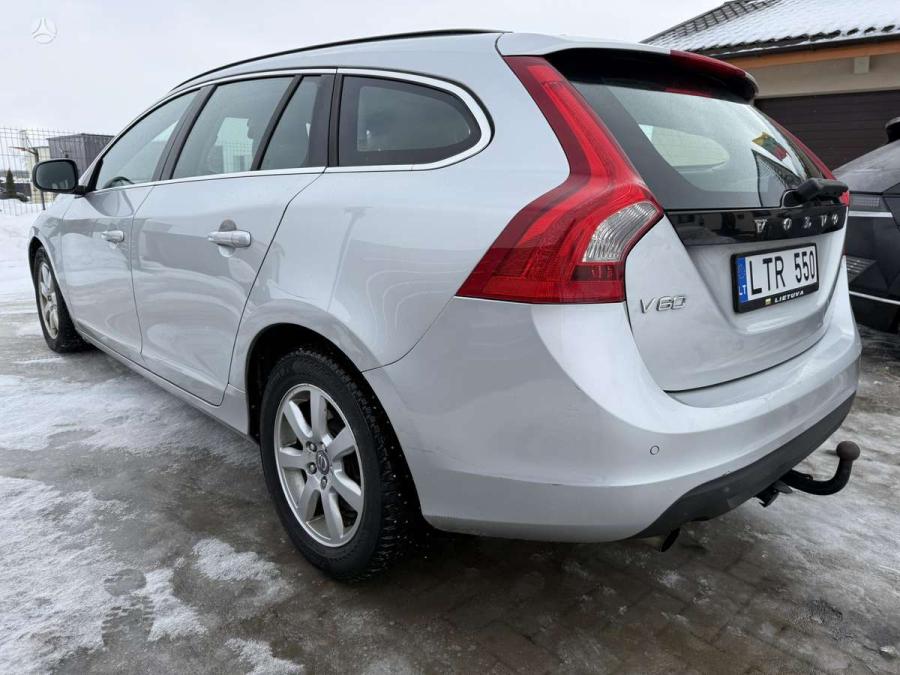 Grey Volvo V60 2012 in Vilnius, with an engine capacity of 1.98 L and mileage of 414 thousand km for 4250 €, photo 4 on AUTOMOTO.COM.LV
