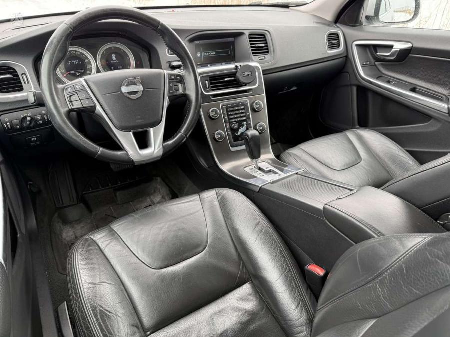 Grey Volvo V60 2012 in Vilnius, with an engine capacity of 1.98 L and mileage of 414 thousand km for 4250 €, photo 5 on AUTOMOTO.COM.LV