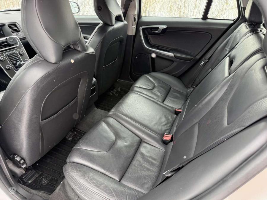 Grey Volvo V60 2012 in Vilnius, with an engine capacity of 1.98 L and mileage of 414 thousand km for 4250 €, photo 11 on AUTOMOTO.COM.LV