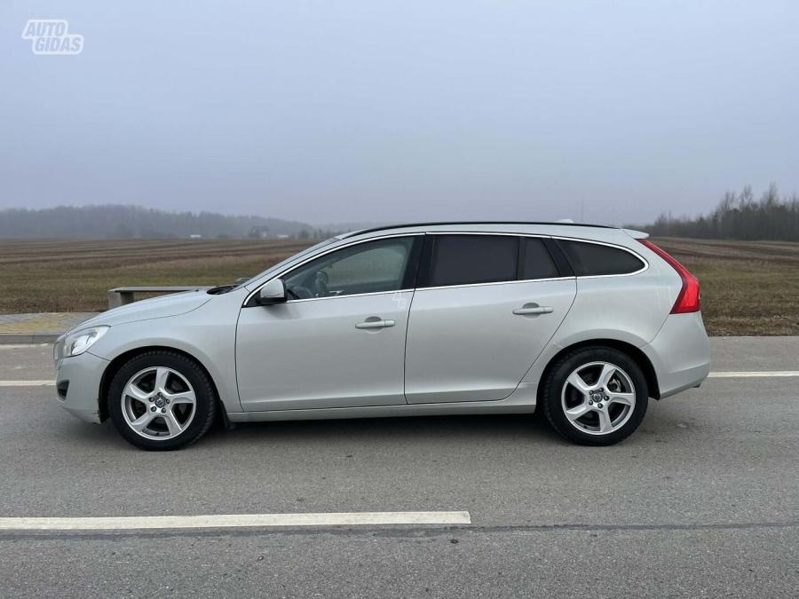Grey Volvo V60 2012 in Klaipeda, with an engine capacity of 2.00 L and mileage of 362 thousand km for 3890 €, photo 2 on AUTOMOTO.COM.LV