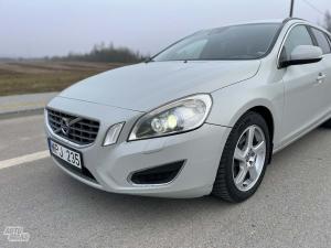 Grey Volvo V60 2012 in Klaipeda, with an engine capacity of 2.00 L and mileage of 362 thousand km for 3890 €, photo 7 on AUTOMOTO.COM.LV