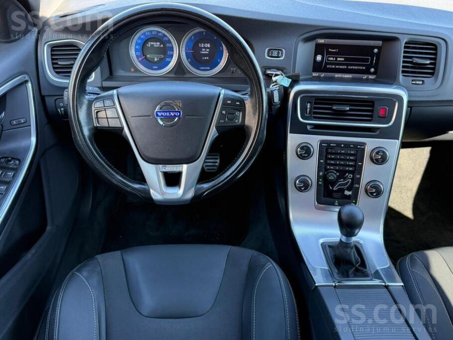 Pelēks Volvo V60 2012 Rīga, ar dzinēja tilpumu 2.00 L un nobraukumu 237 tūkst. km par 7490 €, foto 16 vietnē AUTOMOTO.COM.LV