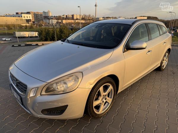 Pelēks Volvo V60 2012 Viļņa, ar dzinēja tilpumu 2.00 L un nobraukumu 414 tūkst. km par 3950 €, foto 2 vietnē AUTOMOTO.COM.LV