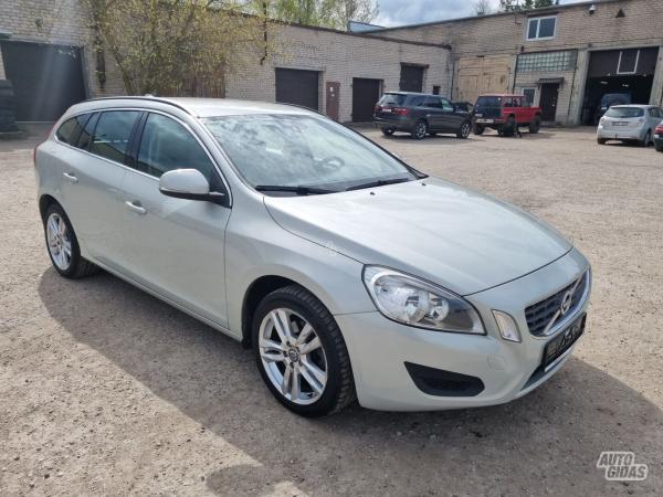 Grey Volvo V60 2012 in Pakruojis, with an engine capacity of 1.60 L and mileage of 210 thousand km for 4650 €, photo 3 on AUTOMOTO.COM.LV