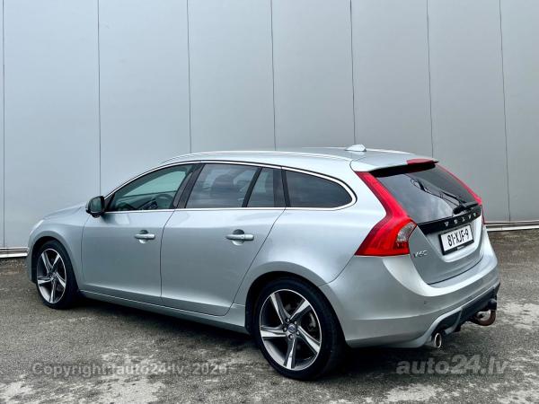 Pelēks Volvo V60 2012 Tallina, ar dzinēja tilpumu 2.40 L un nobraukumu 212 tūkst. km par 7999 €, foto 3 vietnē AUTOMOTO.COM.LV