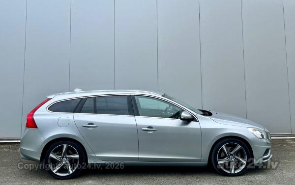 Pelēks Volvo V60 2012 Tallina, ar dzinēja tilpumu 2.40 L un nobraukumu 212 tūkst. km par 7999 €, foto 5 vietnē AUTOMOTO.COM.LV