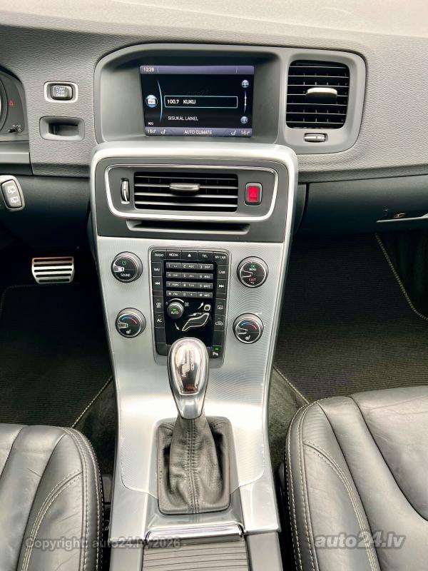 Pelēks Volvo V60 2012 Tallina, ar dzinēja tilpumu 2.40 L un nobraukumu 212 tūkst. km par 7999 €, foto 8 vietnē AUTOMOTO.COM.LV
