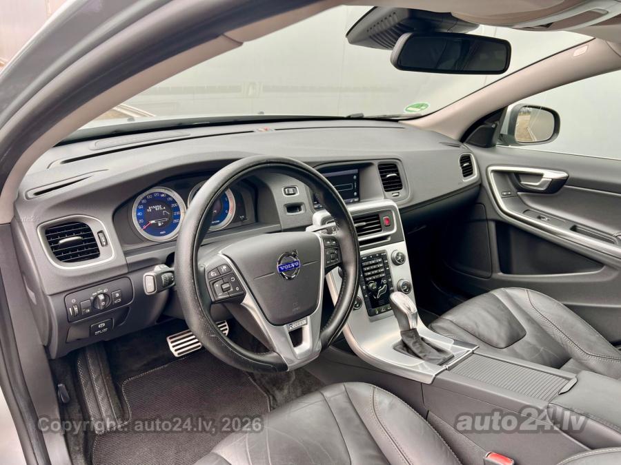 Pelēks Volvo V60 2012 Tallina, ar dzinēja tilpumu 2.40 L un nobraukumu 212 tūkst. km par 7999 €, foto 10 vietnē AUTOMOTO.COM.LV