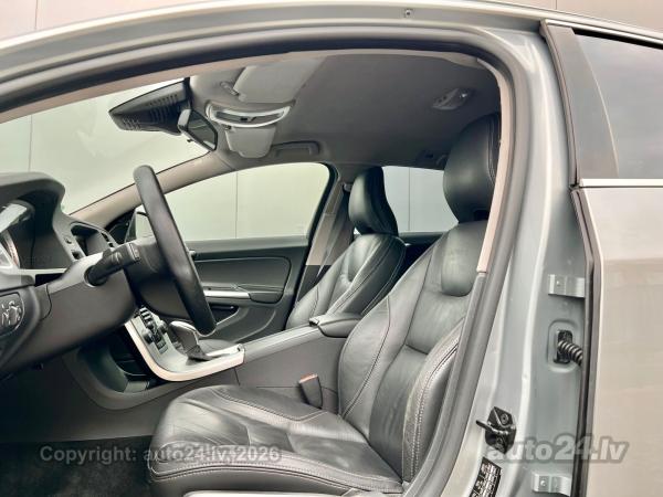 Pelēks Volvo V60 2012 Tallina, ar dzinēja tilpumu 2.40 L un nobraukumu 212 tūkst. km par 7999 €, foto 10 vietnē AUTOMOTO.COM.LV