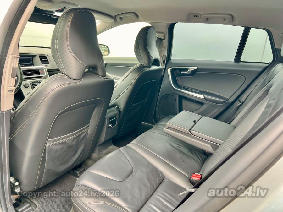 Pelēks Volvo V60 2012 Tallina, ar dzinēja tilpumu 2.40 L un nobraukumu 212 tūkst. km par 7999 €, foto 12 vietnē AUTOMOTO.COM.LV