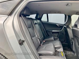 Pelēks Volvo V60 2012 Tallina, ar dzinēja tilpumu 2.40 L un nobraukumu 212 tūkst. km par 7999 €, foto 17 vietnē AUTOMOTO.COM.LV