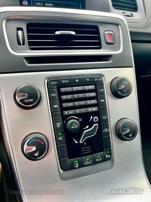 Pelēks Volvo V60 2012 Tallina, ar dzinēja tilpumu 2.40 L un nobraukumu 212 tūkst. km par 7999 €, foto 18 vietnē AUTOMOTO.COM.LV