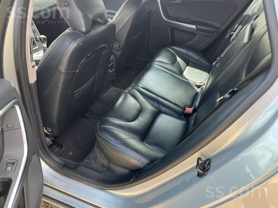 Grey Volvo V60 2012 in Cesis, with an engine capacity of 1.60 L and mileage of 248 thousand km for 6750 €, photo 9 on AUTOMOTO.COM.LV