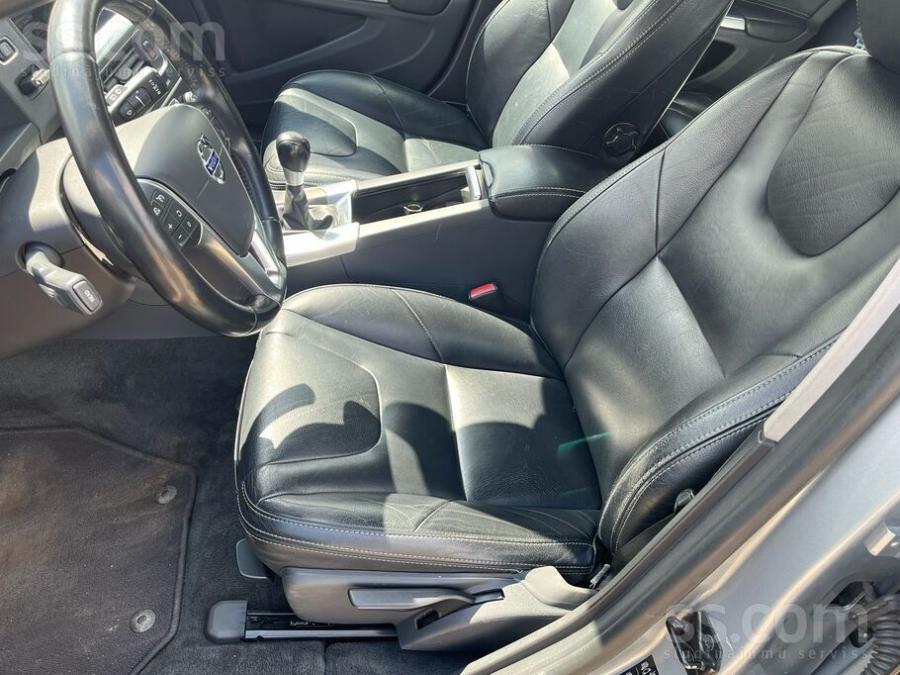 Grey Volvo V60 2012 in Cesis, with an engine capacity of 1.60 L and mileage of 248 thousand km for 6750 €, photo 13 on AUTOMOTO.COM.LV