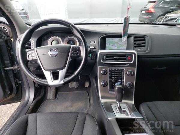 Grey Volvo V60 2012 in Cesis, with an engine capacity of 1.60 L and mileage of 212 thousand km for 5900 €, photo 5 on AUTOMOTO.COM.LV