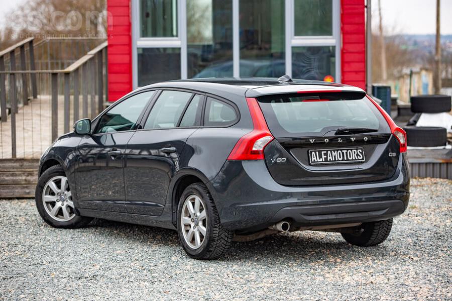 Grey Volvo V60 2012 in Riga, with an engine capacity of 2.00 L and mileage of 298 thousand km for 6390 €, photo 4 on AUTOMOTO.COM.LV