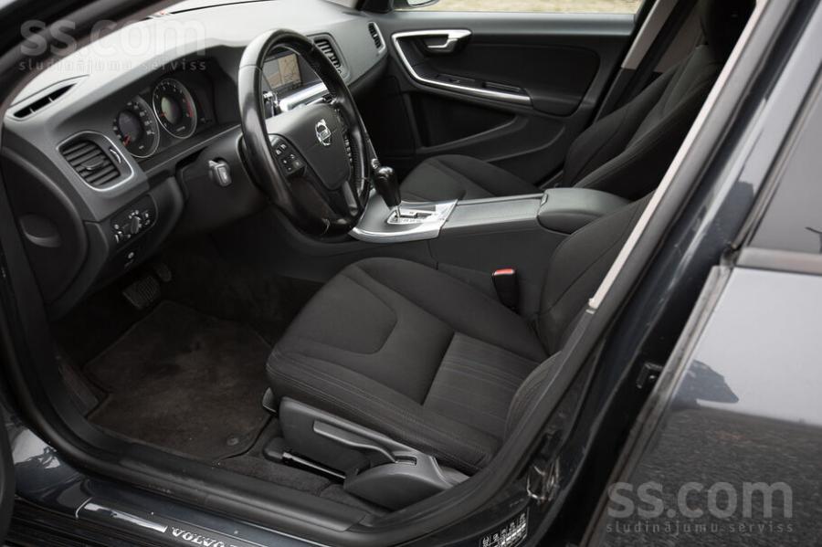 Grey Volvo V60 2012 in Riga, with an engine capacity of 2.00 L and mileage of 298 thousand km for 6390 €, photo 8 on AUTOMOTO.COM.LV