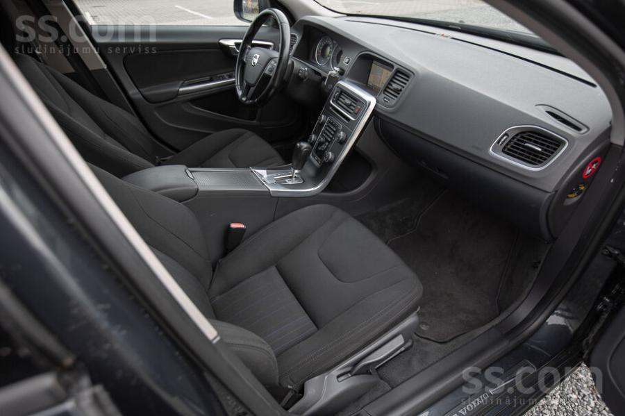 Grey Volvo V60 2012 in Riga, with an engine capacity of 2.00 L and mileage of 298 thousand km for 6390 €, photo 9 on AUTOMOTO.COM.LV