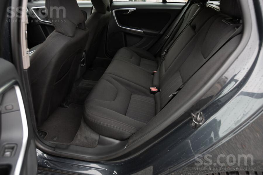 Grey Volvo V60 2012 in Riga, with an engine capacity of 2.00 L and mileage of 298 thousand km for 6390 €, photo 10 on AUTOMOTO.COM.LV