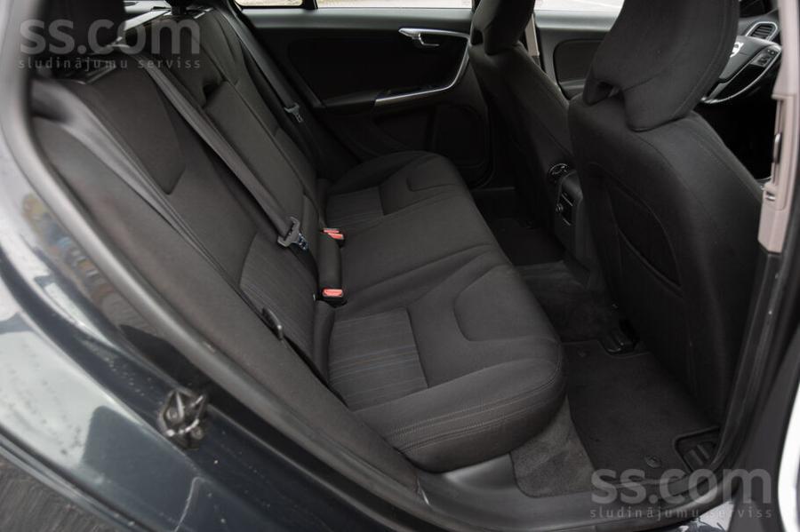 Grey Volvo V60 2012 in Riga, with an engine capacity of 2.00 L and mileage of 298 thousand km for 6390 €, photo 11 on AUTOMOTO.COM.LV