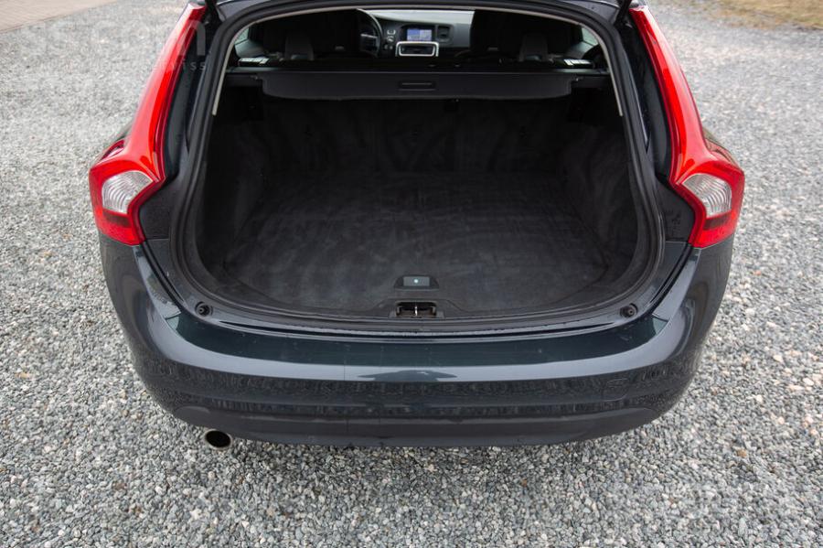 Grey Volvo V60 2012 in Riga, with an engine capacity of 2.00 L and mileage of 298 thousand km for 6390 €, photo 12 on AUTOMOTO.COM.LV