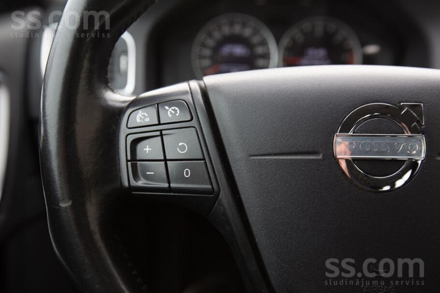 Grey Volvo V60 2012 in Riga, with an engine capacity of 2.00 L and mileage of 298 thousand km for 6390 €, photo 13 on AUTOMOTO.COM.LV