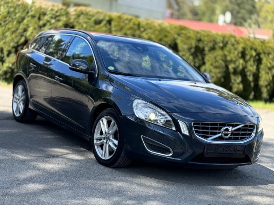 Grey Volvo V60 2012 in Riga, with an engine capacity of 2.00 L and mileage of 299 thousand km for 6350 €, photo 1 on AUTOMOTO.COM.LV