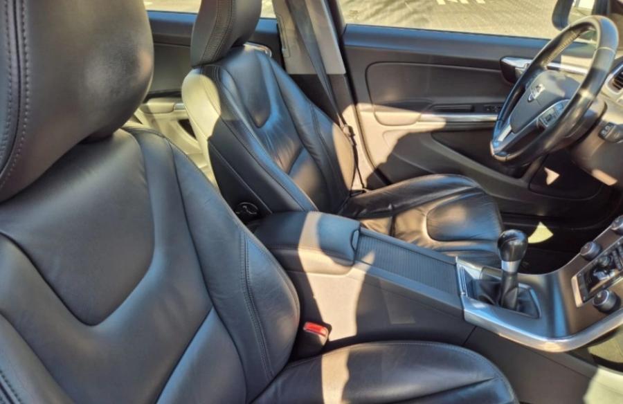 Grey Volvo V60 2012 in Riga, with an engine capacity of 2.00 L and mileage of 299 thousand km for 6350 €, photo 4 on AUTOMOTO.COM.LV