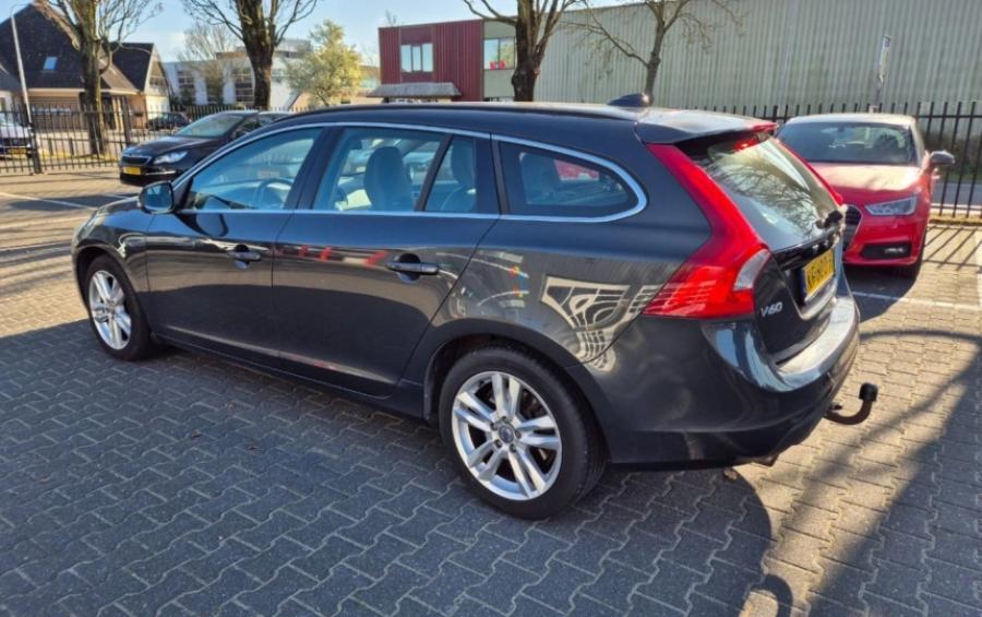 Grey Volvo V60 2012 in Riga, with an engine capacity of 2.00 L and mileage of 299 thousand km for 6350 €, photo 6 on AUTOMOTO.COM.LV