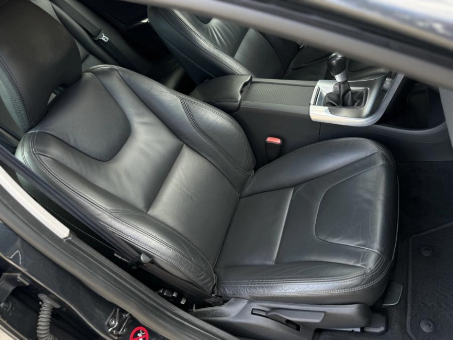 Grey Volvo V60 2012 in Riga, with an engine capacity of 2.00 L and mileage of 299 thousand km for 6350 €, photo 15 on AUTOMOTO.COM.LV