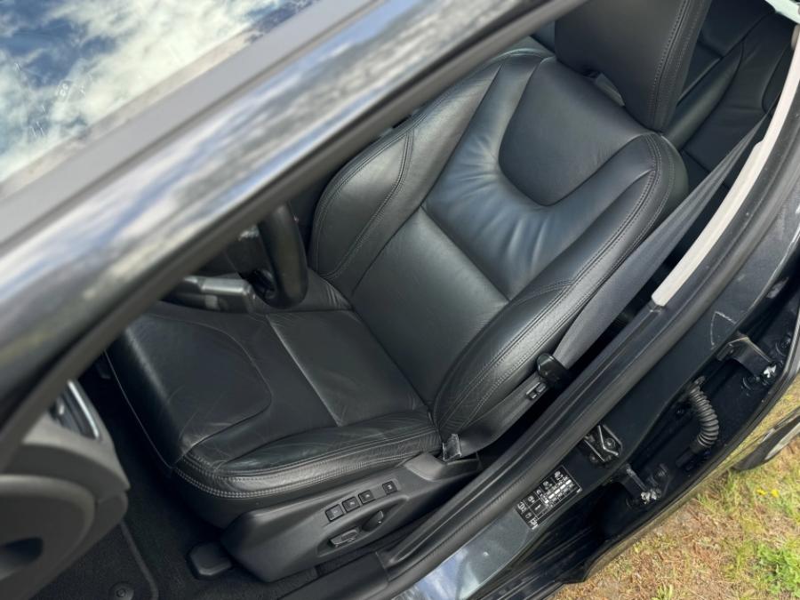 Grey Volvo V60 2012 in Riga, with an engine capacity of 2.00 L and mileage of 299 thousand km for 6350 €, photo 16 on AUTOMOTO.COM.LV