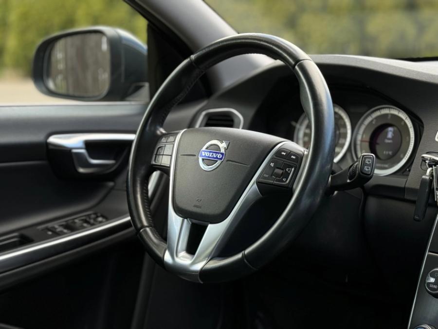 Grey Volvo V60 2012 in Riga, with an engine capacity of 2.00 L and mileage of 299 thousand km for 6350 €, photo 18 on AUTOMOTO.COM.LV