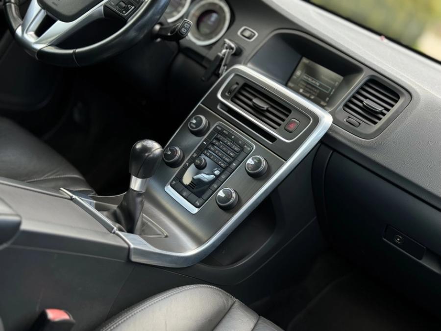 Grey Volvo V60 2012 in Riga, with an engine capacity of 2.00 L and mileage of 299 thousand km for 6350 €, photo 19 on AUTOMOTO.COM.LV