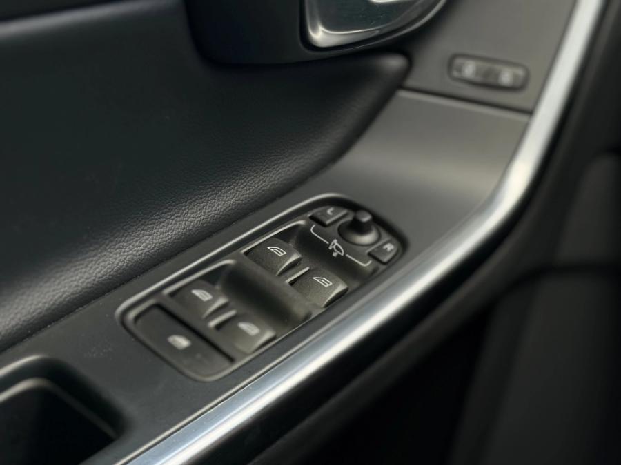 Grey Volvo V60 2012 in Riga, with an engine capacity of 2.00 L and mileage of 299 thousand km for 6350 €, photo 20 on AUTOMOTO.COM.LV