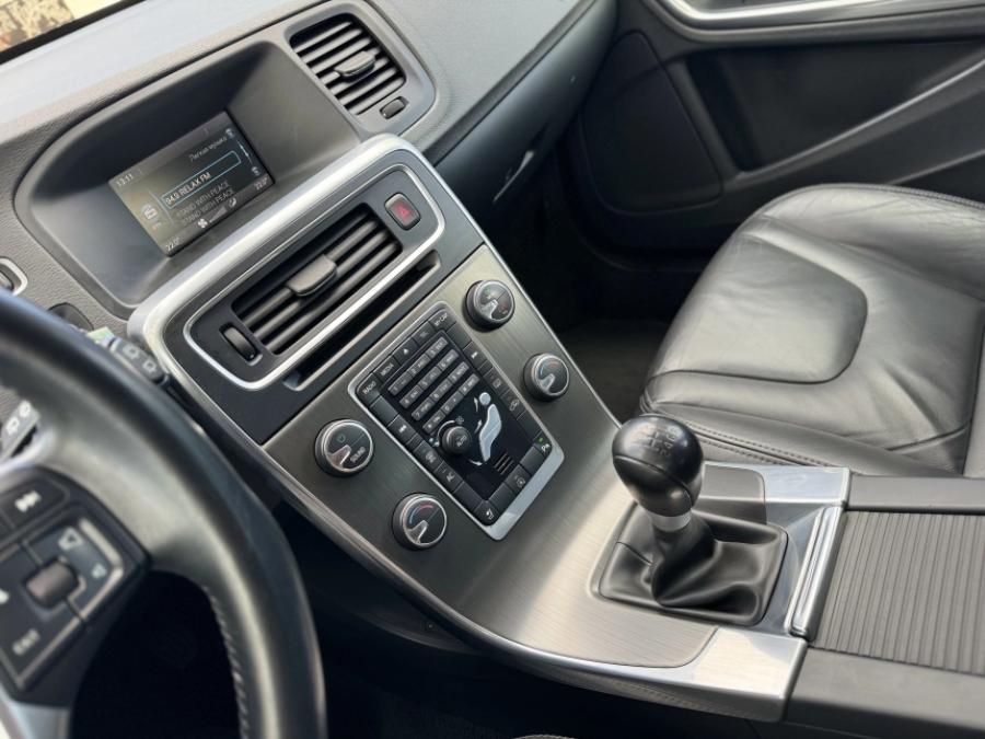 Grey Volvo V60 2012 in Riga, with an engine capacity of 2.00 L and mileage of 299 thousand km for 6350 €, photo 23 on AUTOMOTO.COM.LV