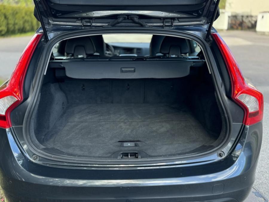 Grey Volvo V60 2012 in Riga, with an engine capacity of 2.00 L and mileage of 299 thousand km for 6350 €, photo 25 on AUTOMOTO.COM.LV