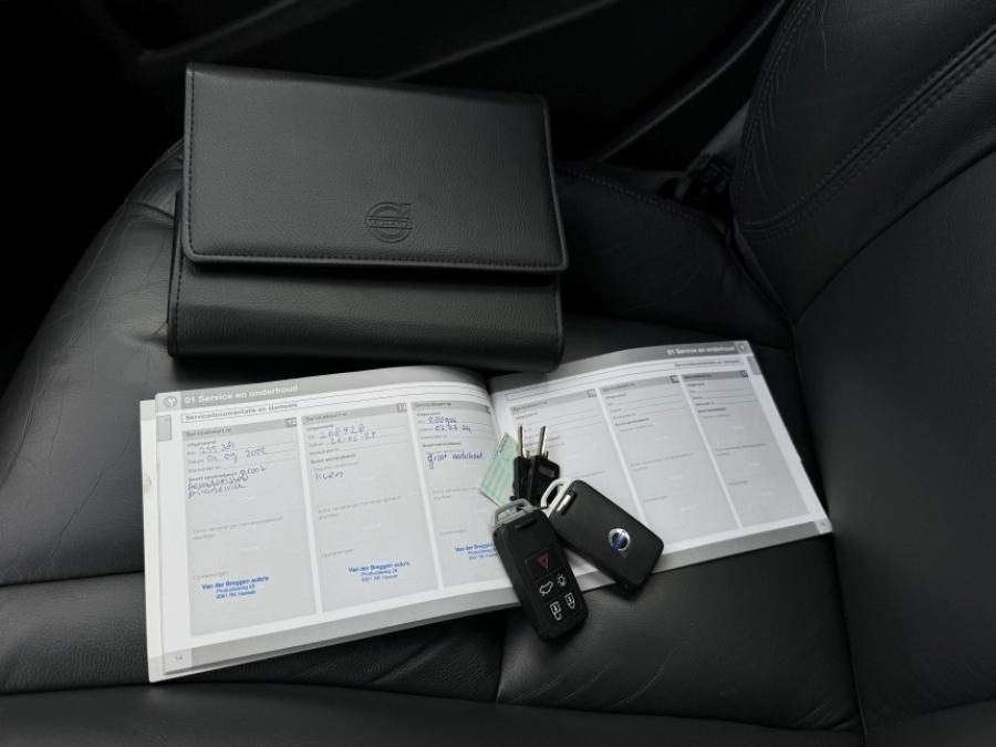 Grey Volvo V60 2012 in Riga, with an engine capacity of 2.00 L and mileage of 299 thousand km for 6350 €, photo 31 on AUTOMOTO.COM.LV