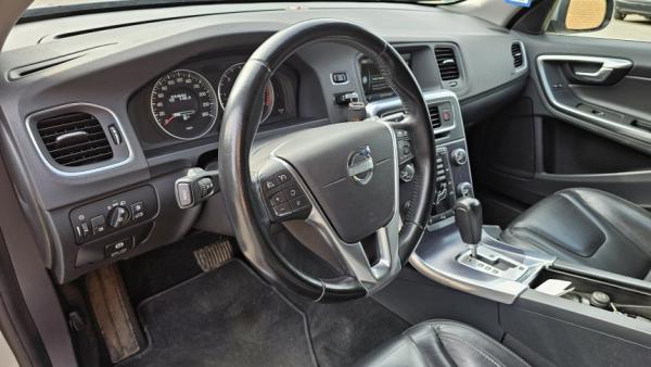 Grey Volvo V60 2012 in Riga, with an engine capacity of 2.00 L and mileage of 235 thousand km for 6550 €, photo 4 on AUTOMOTO.COM.LV