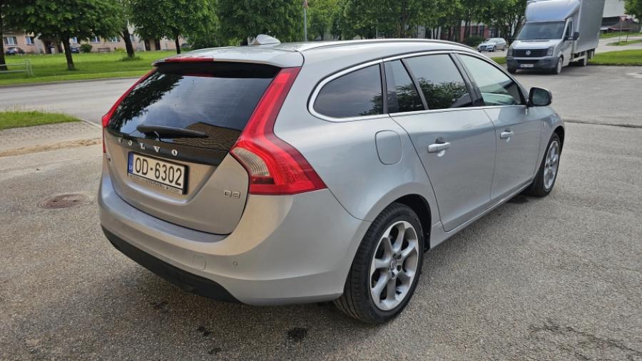 Pelēks Volvo V60 2012 Rīga, ar dzinēja tilpumu 2.00 L un nobraukumu 235 tūkst. km par 6550 €, foto 12 vietnē AUTOMOTO.COM.LV