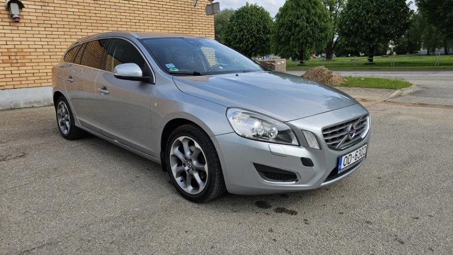 Pelēks Volvo V60 2012 Rīga, ar dzinēja tilpumu 2.00 L un nobraukumu 235 tūkst. km par 6550 €, foto 14 vietnē AUTOMOTO.COM.LV