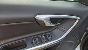 Pelēks Volvo V60 2012 Rīga, ar dzinēja tilpumu 2.00 L un nobraukumu 235 tūkst. km par 6550 €, foto 17 vietnē AUTOMOTO.COM.LV